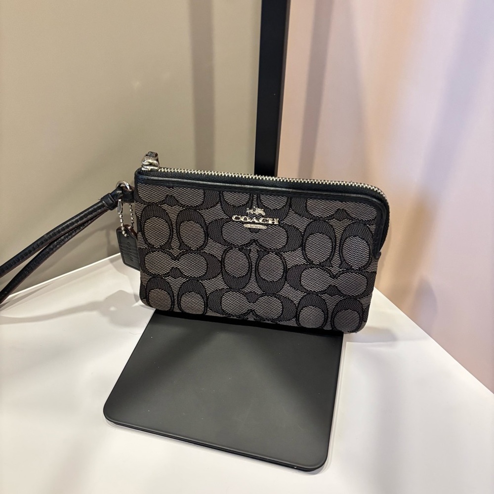 Coach Corner Zip In Signature Black And Grey Wristlet - Gem